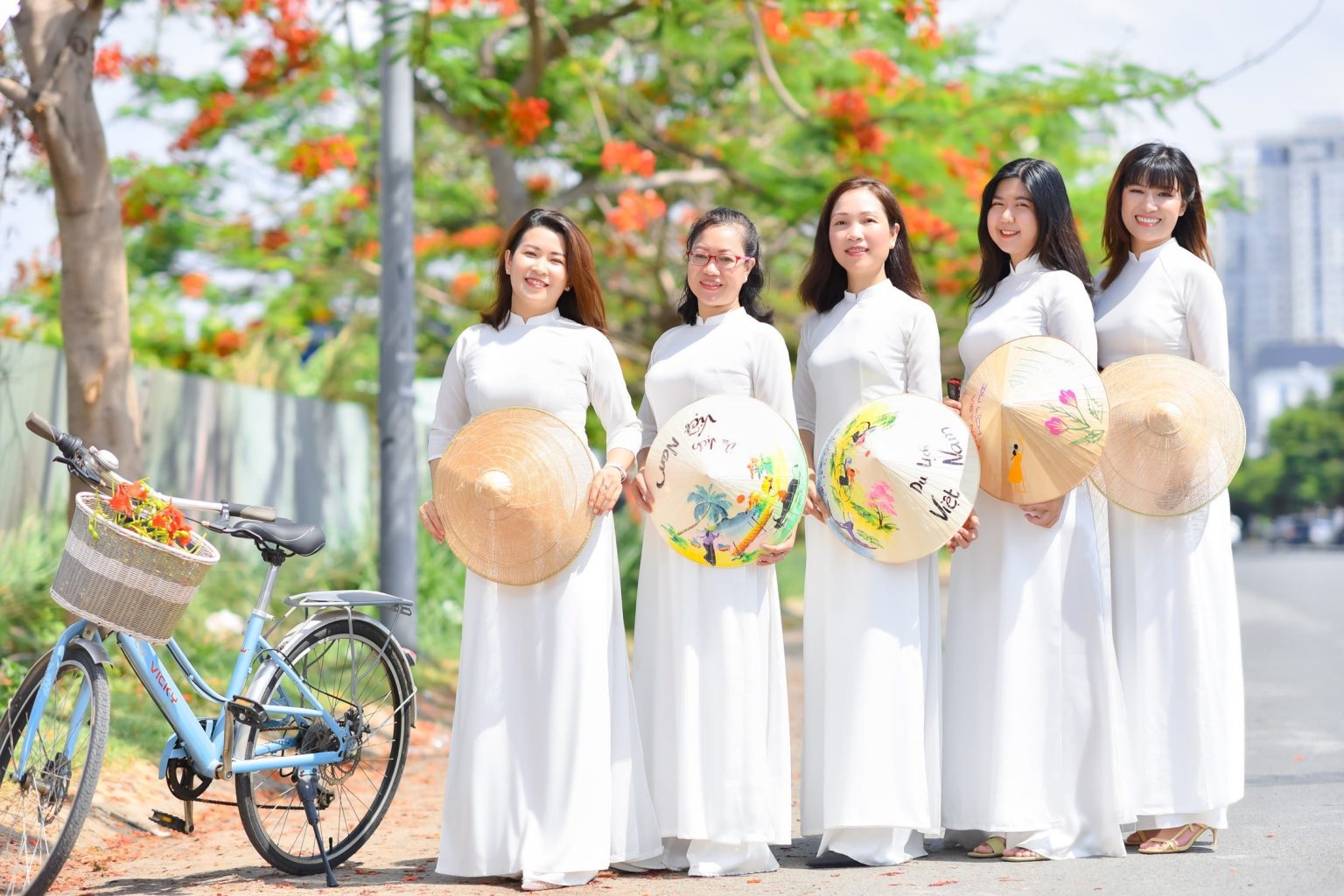 Tổng hợp concept chụp ảnh với hoa phượng tháng 5 đẹp – HThao Studio
