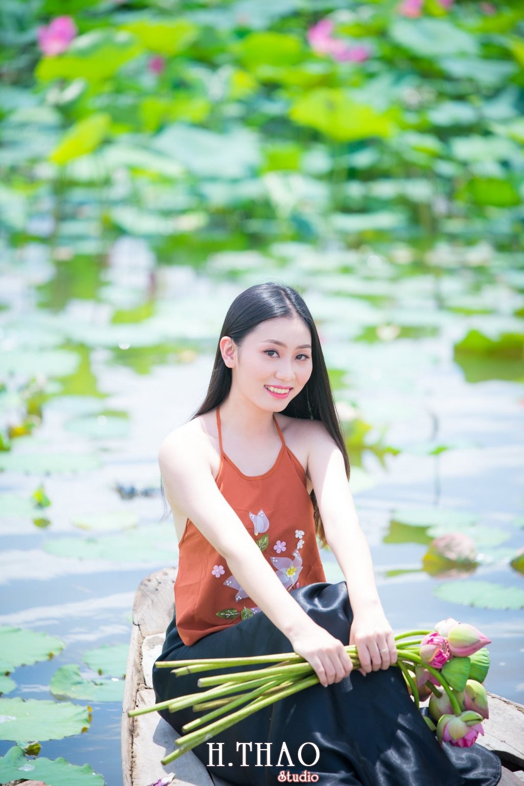 Album ảnh chụp áo yếm với hoa sen đẹp dịu dàng - HThao Studio