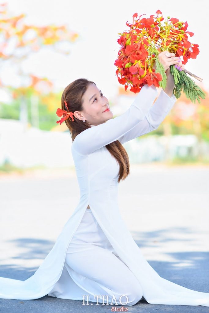 Bộ ảnh couple chụp với hoa phượng tuyệt đẹp - HThao Studio